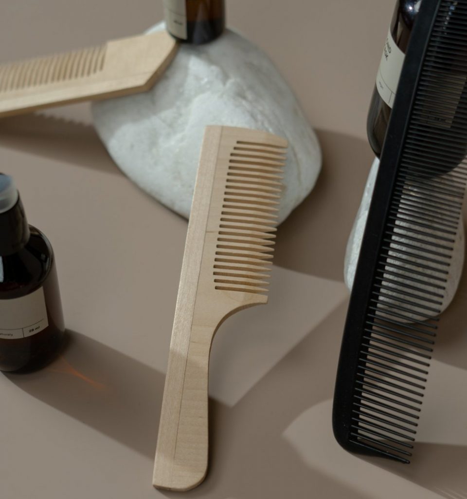 Cómo tratar las calvas en el pelo de una mujer -IMD